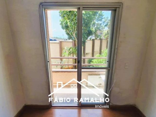 Apartamento com 2 dormitórios, varanda, e uma vaga de garagem. Vila da Paz