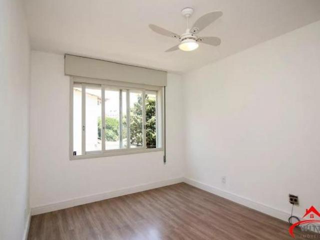 Apartamento com 2 dormitórios, banheiro auxiliar e 2 vagas cobertas