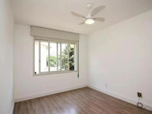 Apartamento com 2 dormitórios, banheiro auxiliar e 2 vagas cobertas