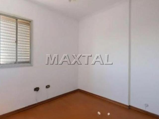 Apartamento com 2 dormitórios com armários, sala, cozinha com armários, banheiro e vaga