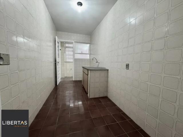 Apartamento com 2 dormitórios, dependência e 1 vaga no Bairro Menino Deus