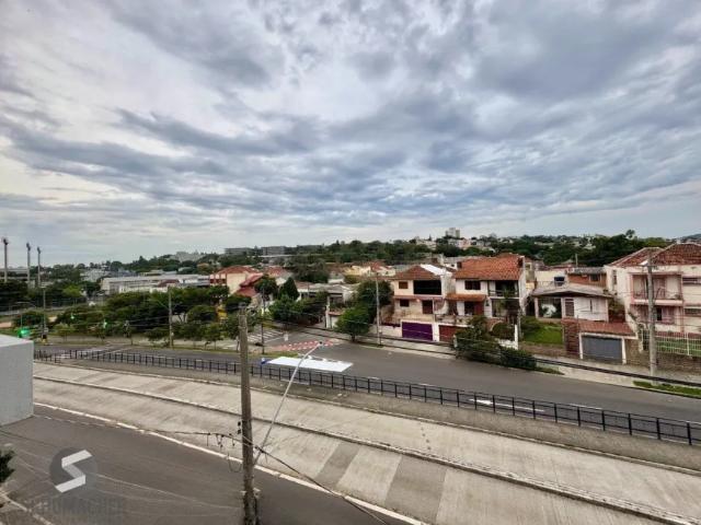 Apartamento com 2 dormitórios, dependência e 1 vaga no Bairro Menino Deus