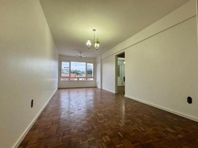 Apartamento com 2 dormitórios, dependência e 1 vaga no Bairro Menino Deus