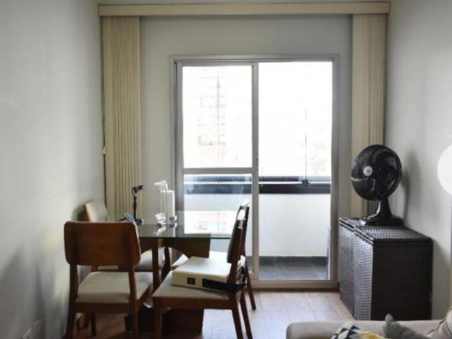 Apartamento com 2 dormitórios e sacada na Chácara Inglesa