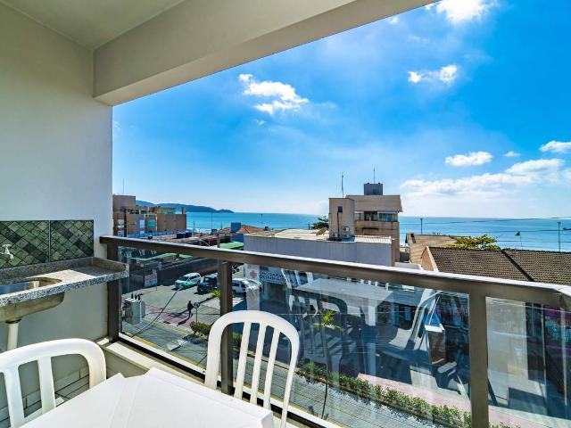 Apartamento com 2 dormitórios e vista para a praia de Bombas