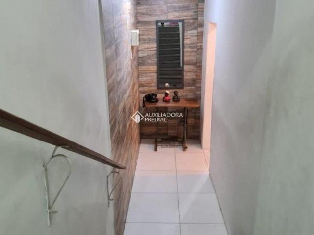 Apartamento com 2 dormitórios, hall, estar/jantar, cozinha e área, pátio ensolarado