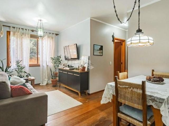 Apartamento com 2 dormitórios, na Carlos Trein Filho, e 1 vaga de garagem