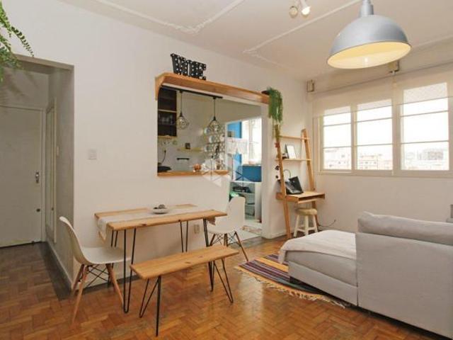 Apartamento com 2 dormitórios no bairro Azenha