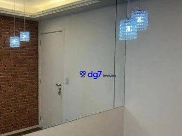Apartamento com 2 dormitórios, rico em armários, lustres e sanca!