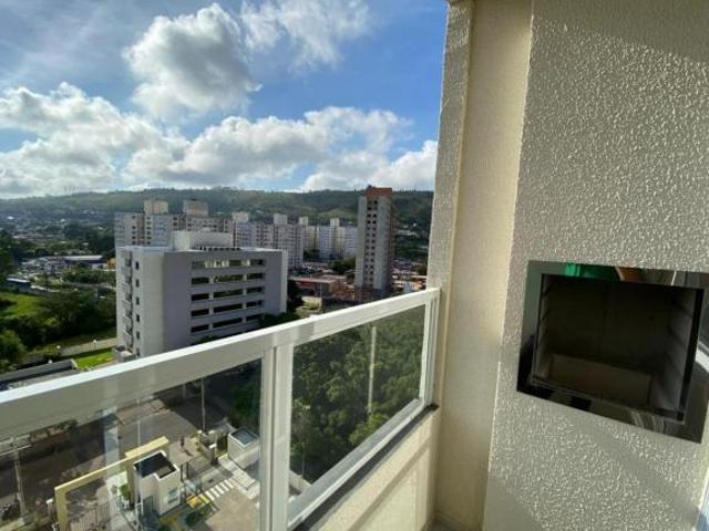 Apartamento com 2 dormitórios, sacada e churrasqueira