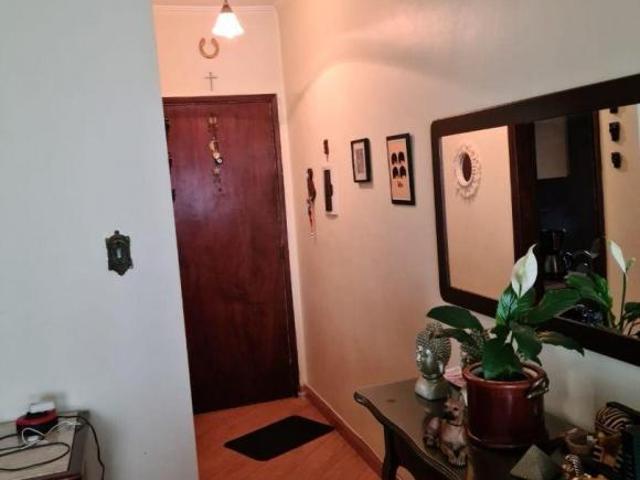 Apartamento com 2 dormitórios, sala 2 ambientes, área de serviço, edifício com 4 elevadores, no bair
