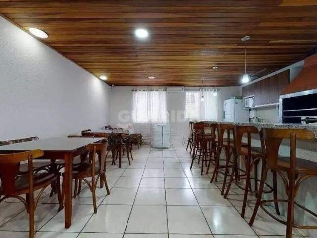 Apartamento com 2 dormitórios, sendo 1 suíte, e 1 vaga de garagem no bairro Alto Petrópolis. COD: 13583
