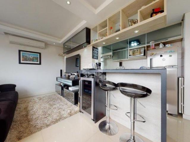 Apartamento com 2 dormitórios, sendo 1 suíte, 2 banheiros, 2 vagas no bairro Jardim Botânico em Por