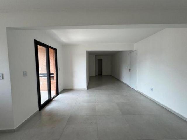 Apartamento com 2 dormitórios sendo 2 suítes com churrasqueira à carvão no canto do forte em praia g