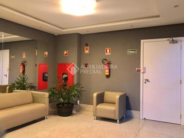 Apartamento com 2 dormitórios, suíte, churrasqueira, garagem e pronto