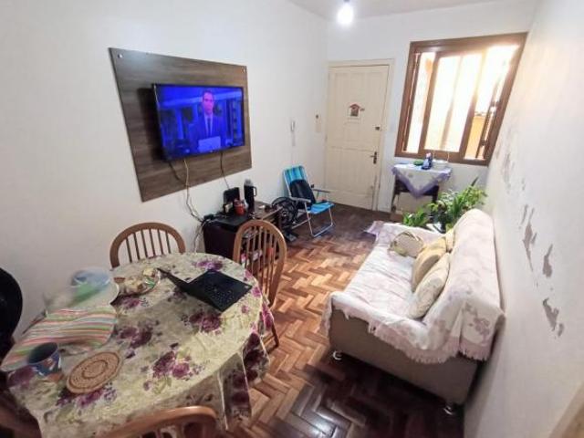Apartamento com 2 ótimos dormitórios, banheiro social, living, cozinha, área de serviço. Piso em par