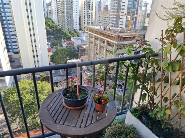 Apartamento à venda com 2 quartos, sendo 1 suíte, no condomínio Conde Versalhes, São Paulo SP