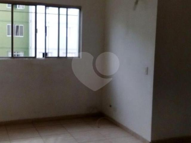 Apartamento com 2 quartos, ambientes arejados e bem iluminados, 1 vaga solta e ótima localização