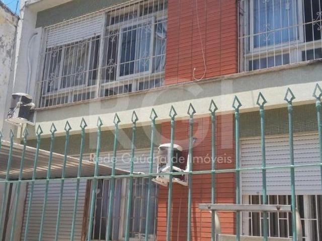 Apartamento com 2 quartos, baixo custo condominial no Menino Deus!
