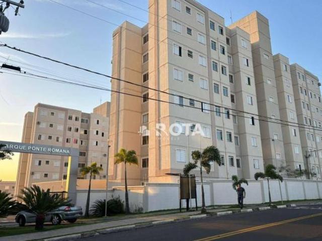 Apartamento com 2 quartos c/ armários