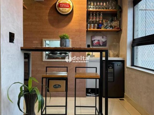 Apartamento com 2 quartos disponível para venda no bairro Santa Mônica em Uberlândia MG
