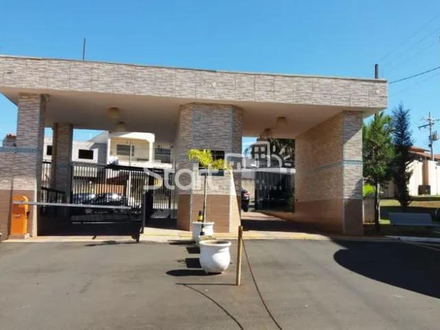 Apartamento com 2 Quartos e 1 banheiro à Venda, 67 m² por R$ 195.000