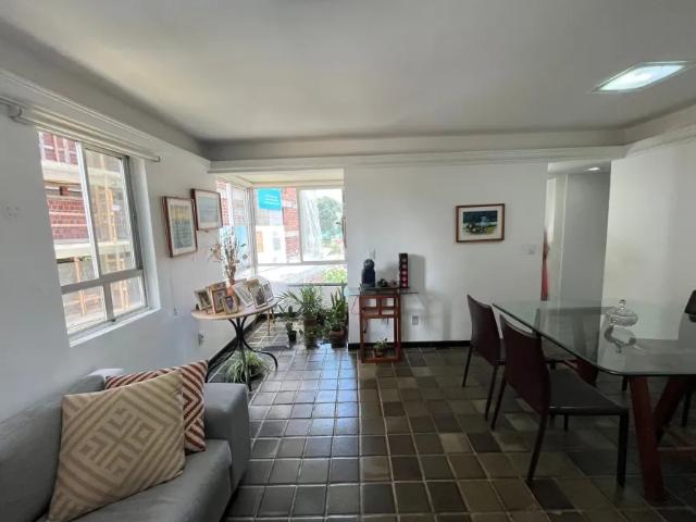 Apartamento com 2 Quartos e 2 banheiros à Venda, 75 m² por R$ 295.000