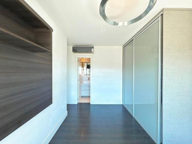 Apartamento com 2 quartos e 74m² para alugar em Três Figueiras, Porto Alegre