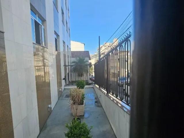 Apartamento com 2 quartos, garagem e apenas um lance de escadas