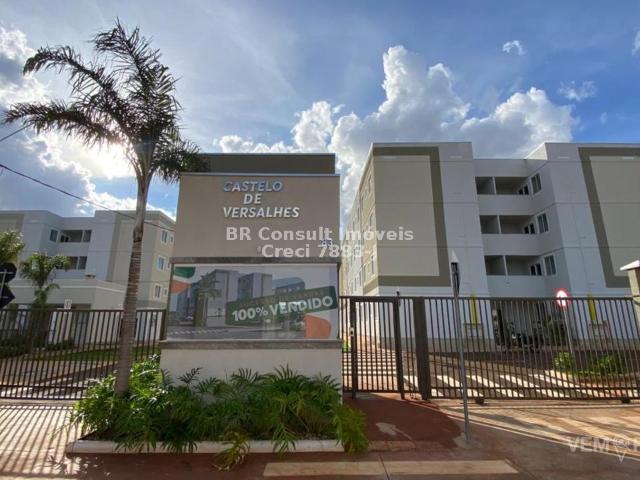 Apartamento com 2 Quartos para Alugar por R$ 1.300/mês