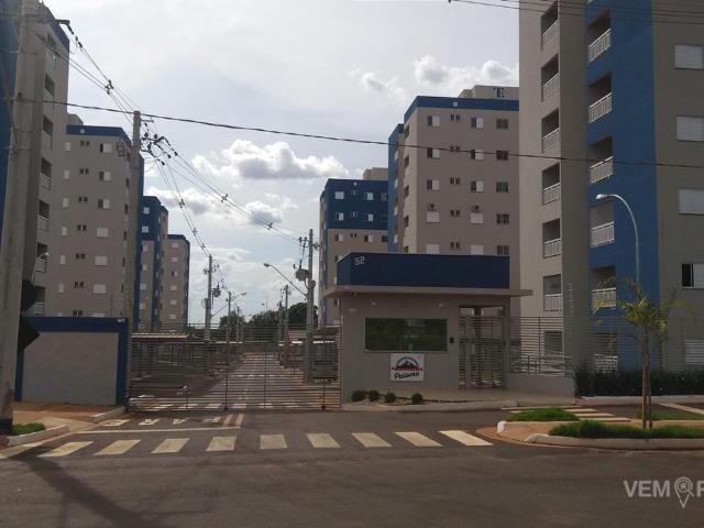 Apartamento com 2 Quartos para Alugar por R$ 1.300/mês