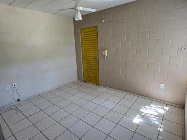 Apartamento com 2 quartos, portaria 24hr e vaga no bairro Lomba do Pinheiro