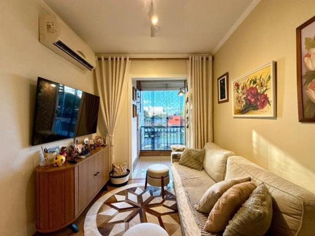 APARTAMENTO COM 2 QUARTOS SACADA COM CHURRASQUEIRA E VAGA COBERTA