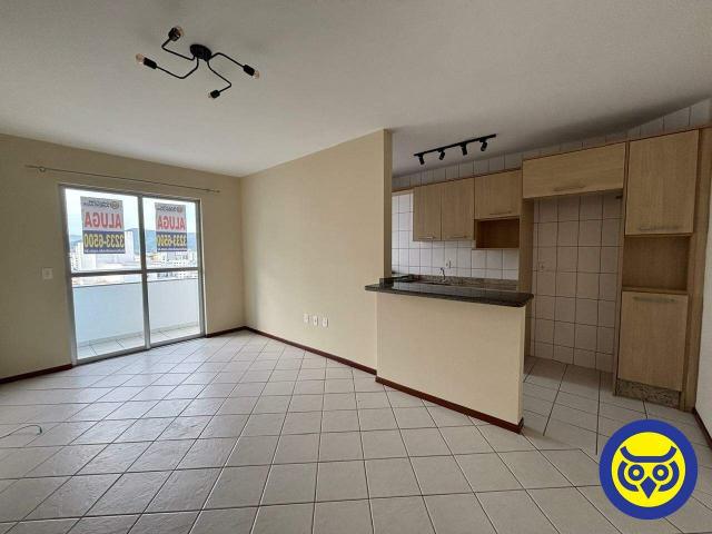 Apartamento com 2 quartos, sacada e vaga próximo à UFSC