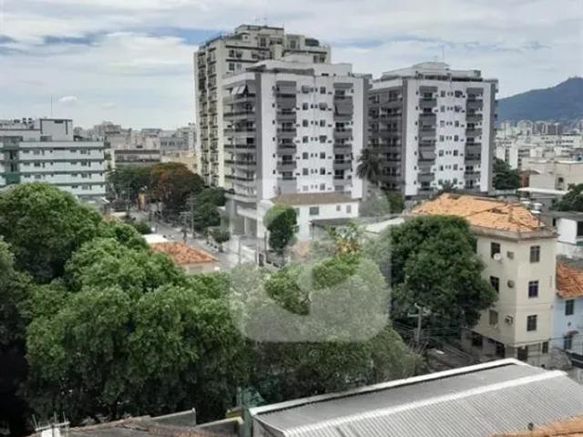 Apartamento com 2 quartos, sala, cozinha, dependência completa de empregada e vaga coberta