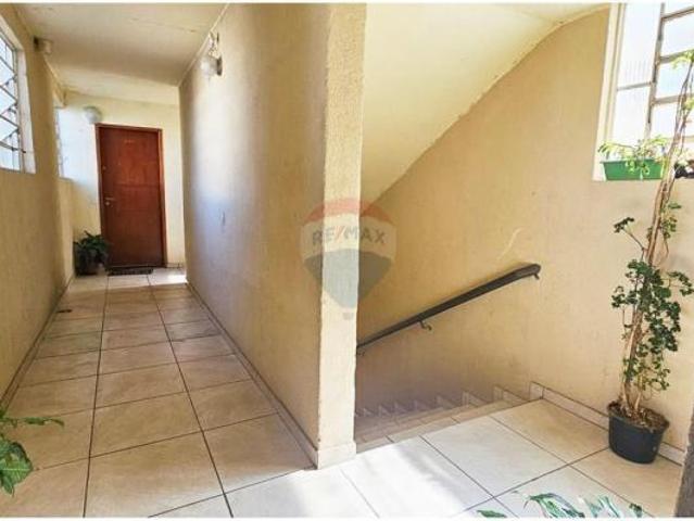 Apartamento com 2 quartos, sala para 2 ambientes, cozinha, banheiro e 1 vaga de garagem coberta