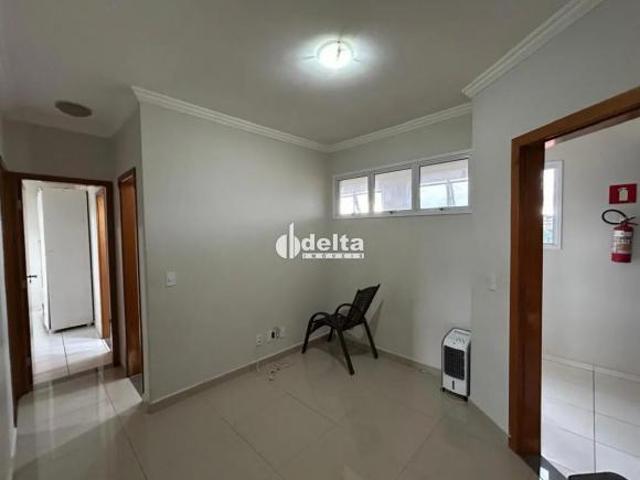Apartamento com 2 quartos sendo 1 suíte, disponível para locação e venda no bairro Santa Mônica em U