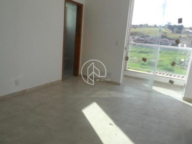 Apartamento com 2 quartos sendo 1 suíte em prédio com elevador em São Pedro!