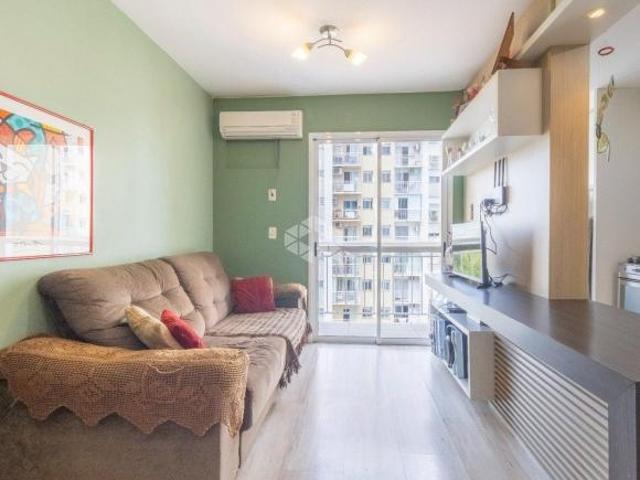 Apartamento com 2 quartos sendo 1 Suíte, sala de estar com sacada, 1 vaga no Jar