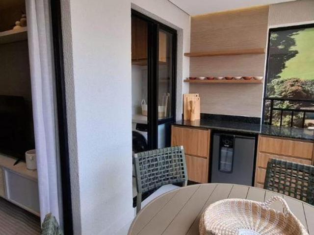 Apartamento com 2 quartos sendo 1 suíte, varanda gourmet, em andar médio na Zona Sul