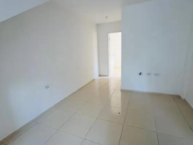 Apartamento com 2 quartos, varanda, rua calçada, linha de ônibus passando na frente do imóvel, a par