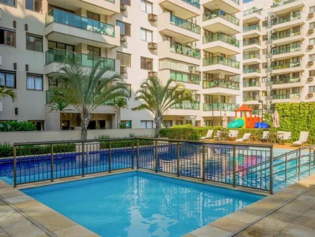 Apartamento com 2 quartos, 1 suíte, garagem e clube exclusivo na praia