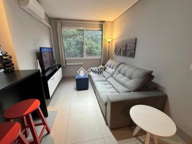 Apartamento com 2 quartos 1 suíte e 2 vagas, mobiliado e frente UFRGS