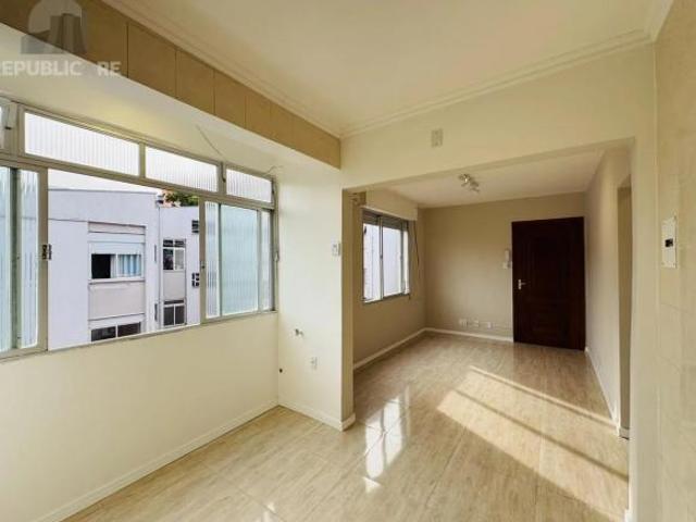 Apartamento com 2 quartos, 47m², reformado, bairro Petrópolis