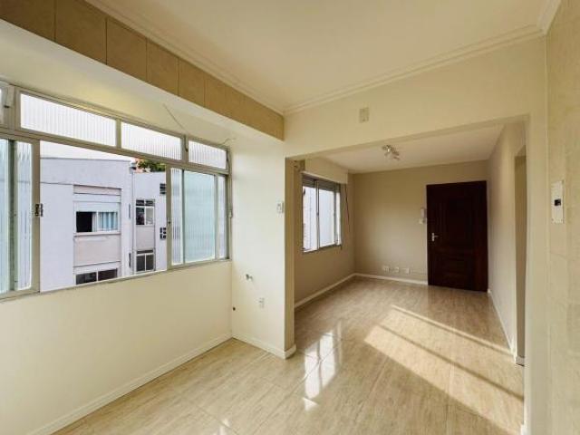 Apartamento com 2 quartos, 47m², reformado, bairro Petrópolis
