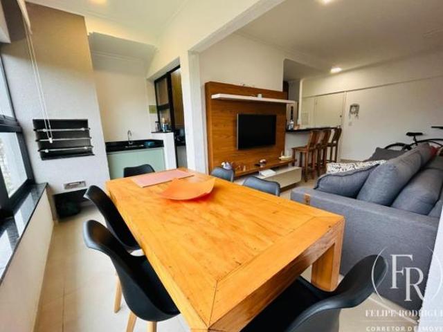 Apartamento com 2 suítes e mobiliado
