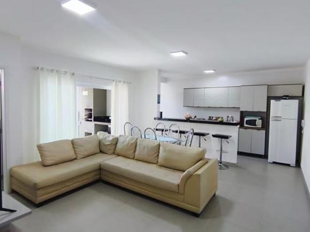 APARTAMENTO COM 2 SUÍTES NO CENTRO