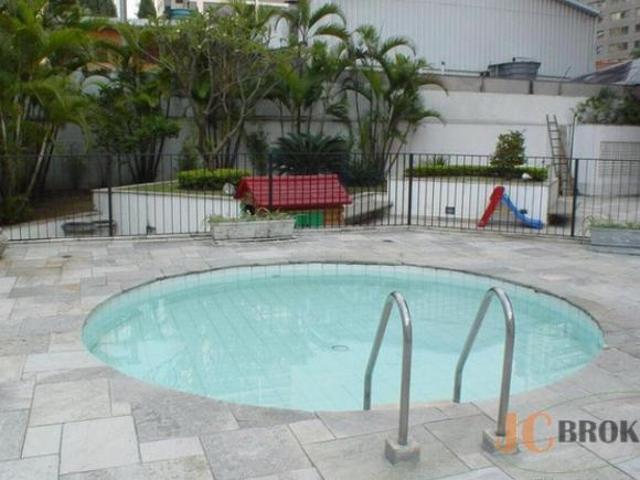 Apartamento com 300m² de área útil, living, 3 dormitórios sendo 3 suites, 4 vagas