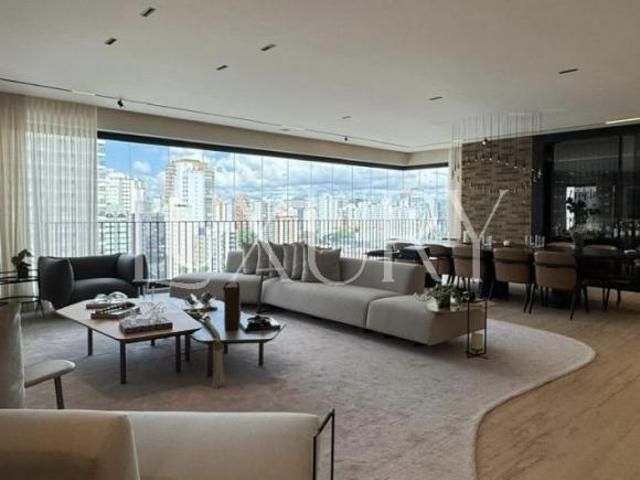 Apartamento com 303 m², 3 quartos sendo 3 suítes à venda no bairro Itaim Bibi