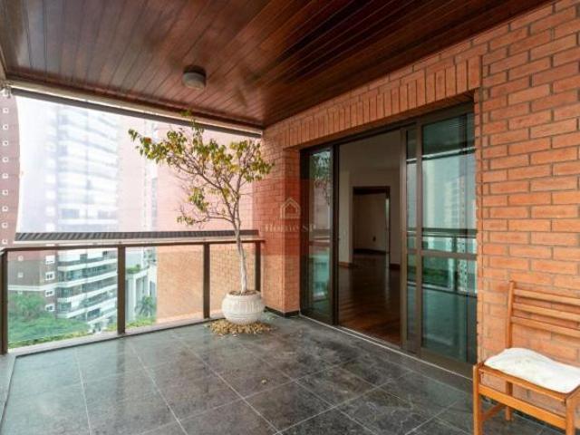 Apartamento com 320m², 3 dormitórios, sendo 3 suítes, 4 vagas